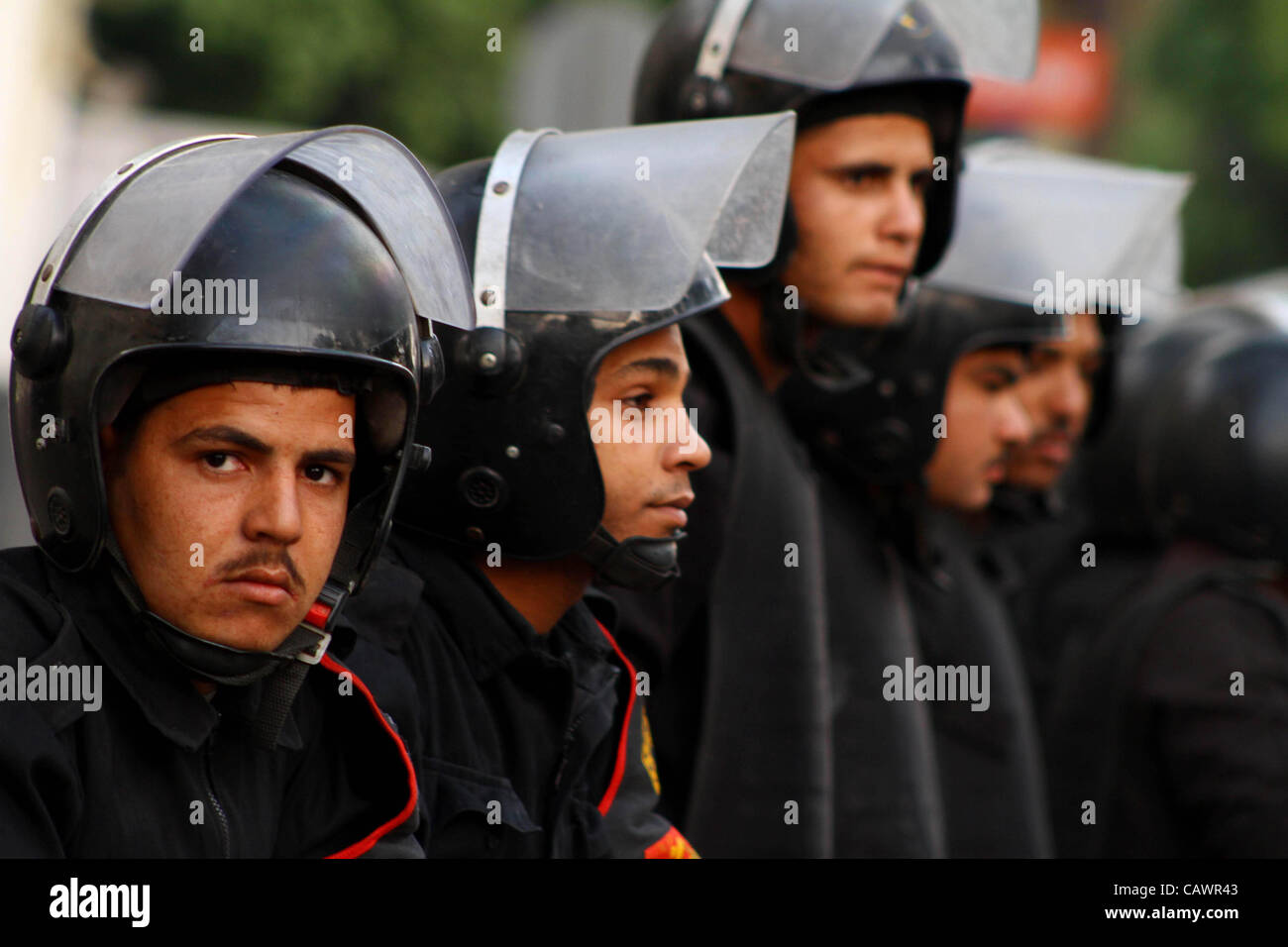 April 28, 2012 - Cairo, Egypt - Egyptian security forces stand guard ...