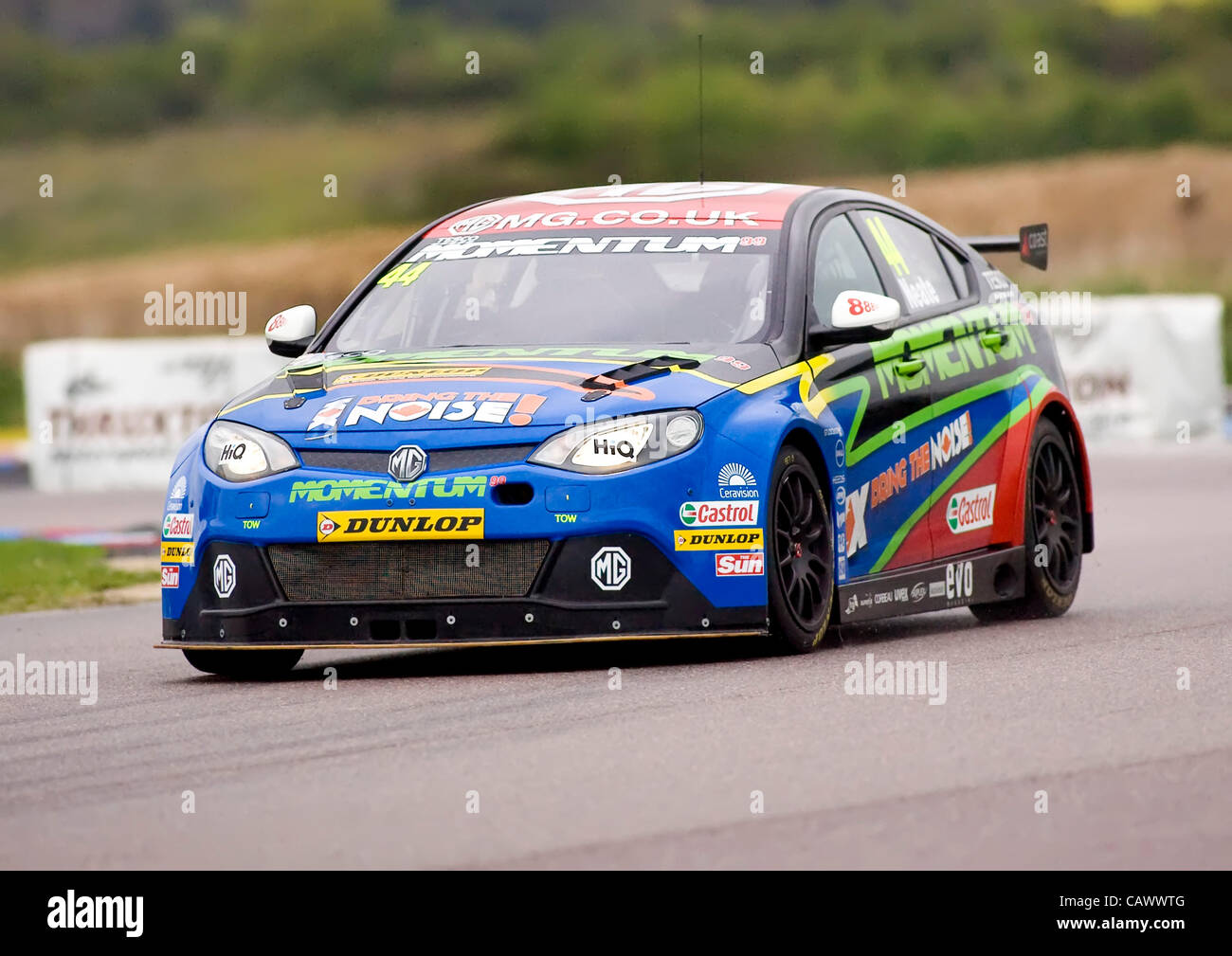28.04.2012 Thruxton, Andy Neate driving the MG KX Momentum Racing MG6 ...
