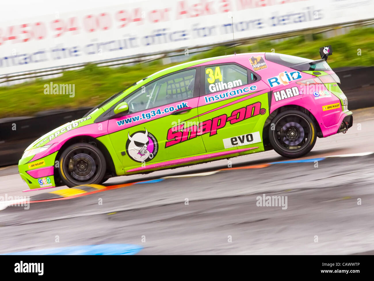 28.04.2012 Thruxton, Tony Gilham driving the Team HARD Honda civic in ...