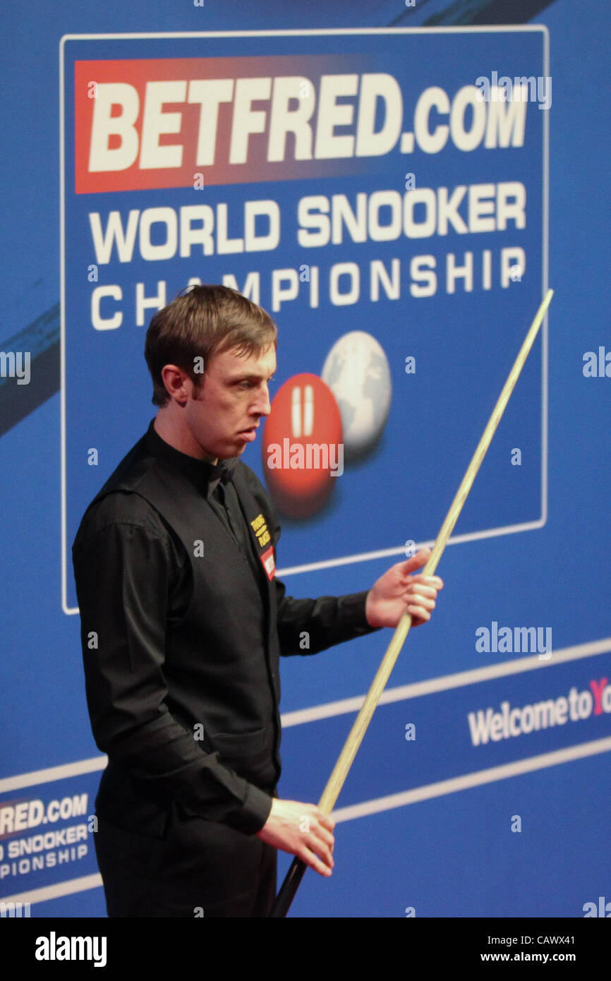 29.04.2012 Sheffield, England. ANDREW HIGGINSON in action against Jamie ...