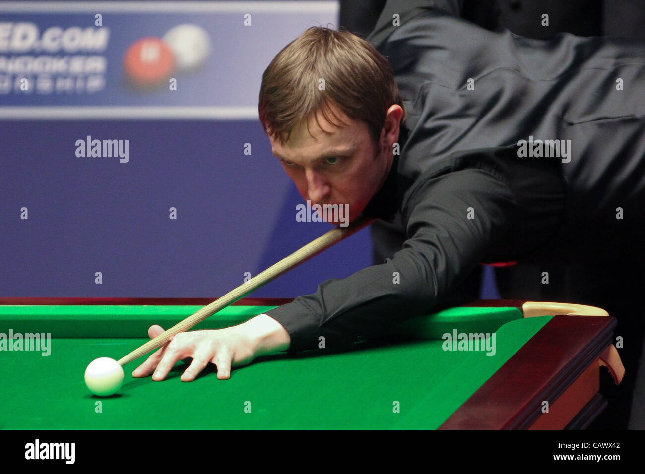 29.04.2012 Sheffield, England. ANDREW HIGGINSON in action against Jamie ...