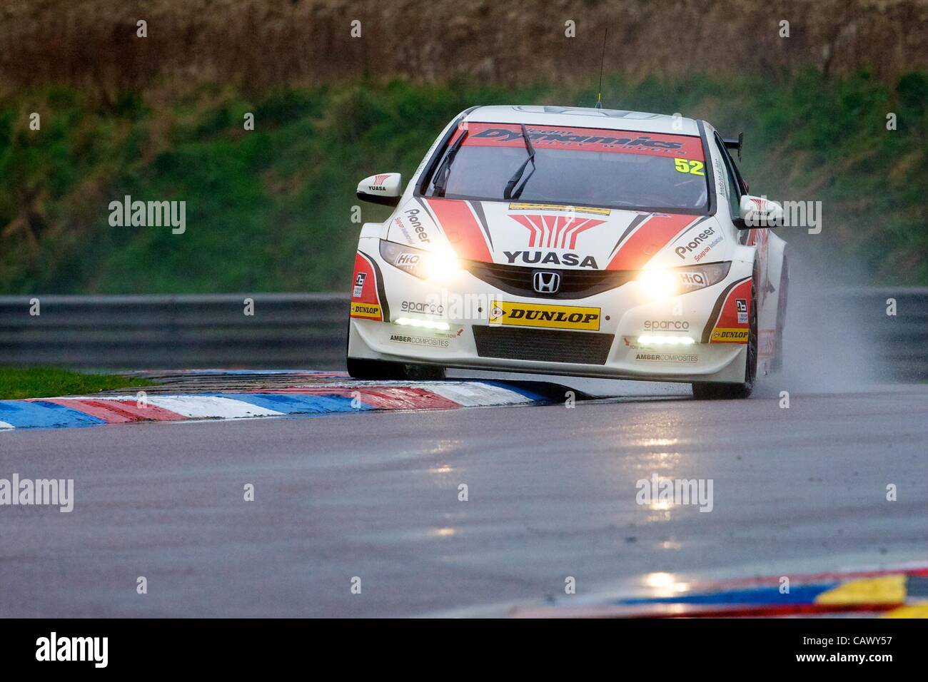 29.04.2012 Thruxton, England. Gordon Shedden in his Honda Yuasa Racing ...
