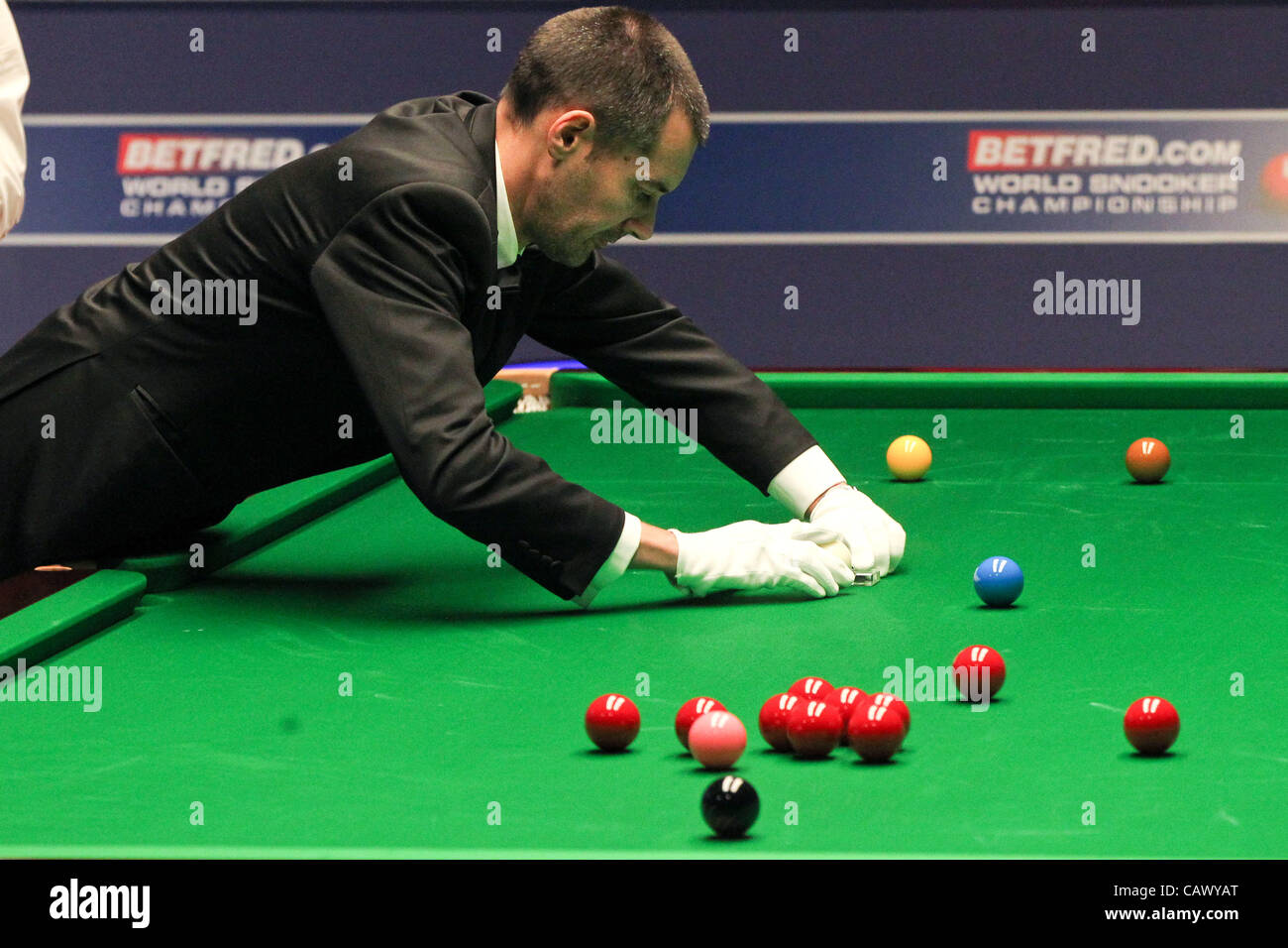 Sport snooker action referee hi-res stock photography and images - Alamy