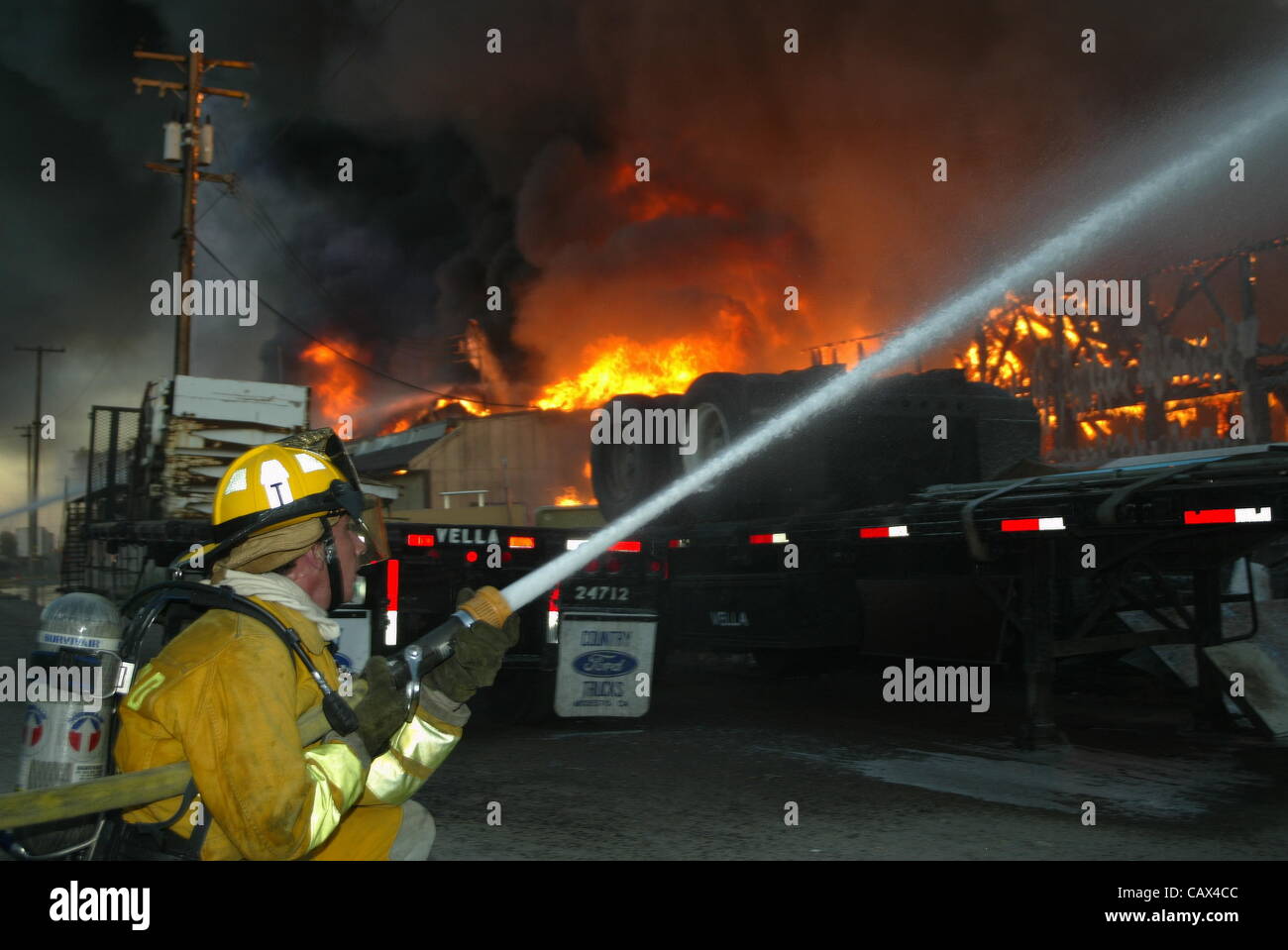 Large warehouse fire hi-res stock photography and images - Alamy