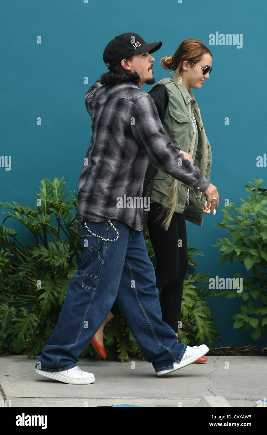 MILEY CYRUS MILEY CYRUS LEAVING PILATES CLASS LOS ANGELES CALIFORNIA ...