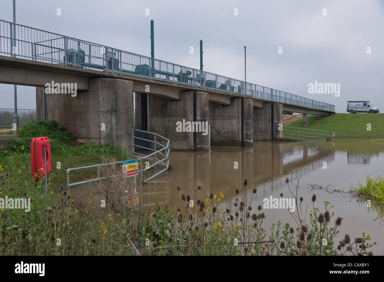 River Nene. Weston Favell Barrage Gate. Northampton Northamptonshire UK ...