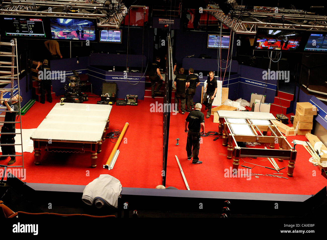 02.05.2012 - Engineers setting up the one table setup for the S-Finals ...