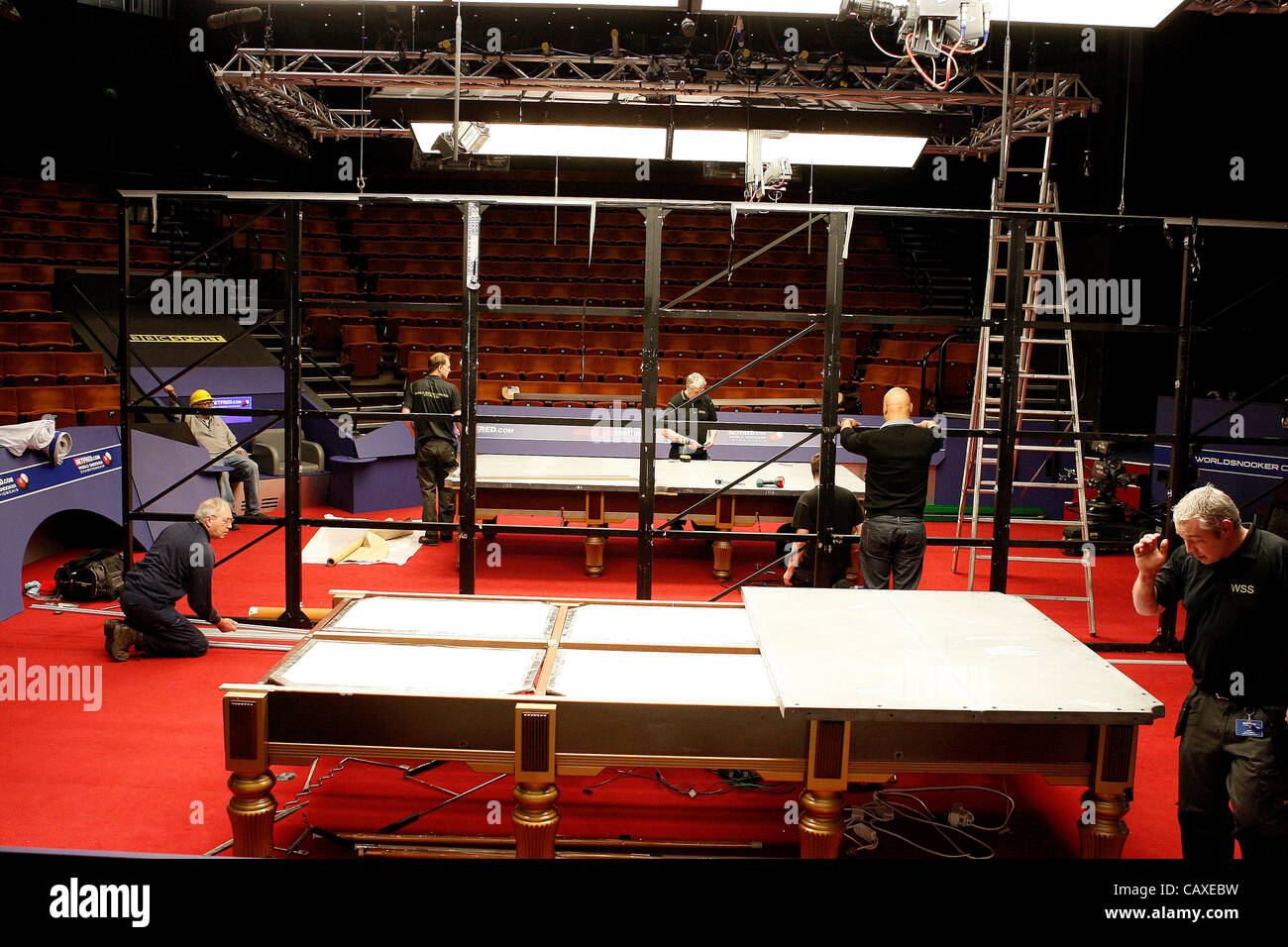 02.05.2012 - Engineers setting up the one table setup for the S-Finals ...