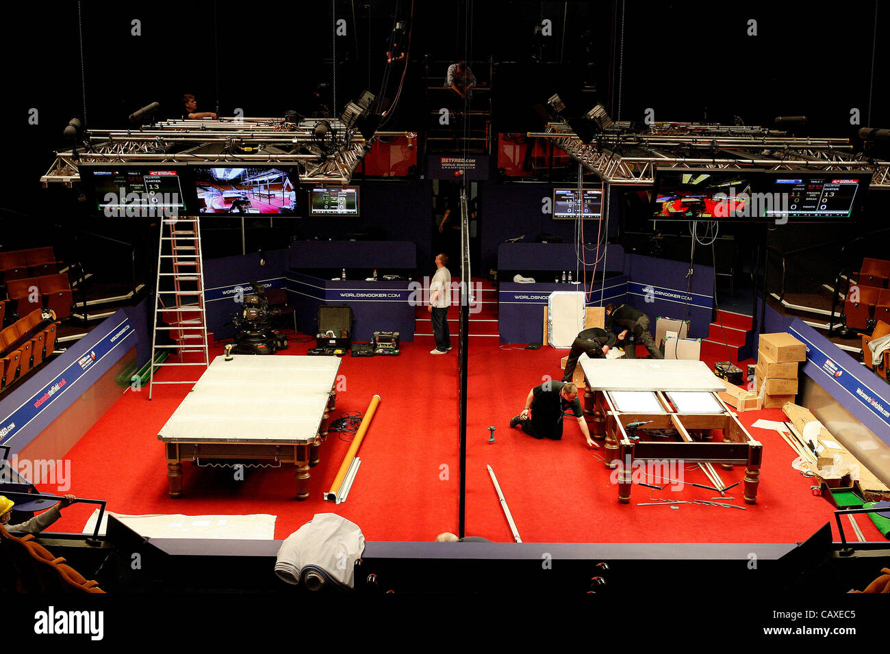 02.05.2012 - Engineers setting up the one table setup for the S-Finals ...