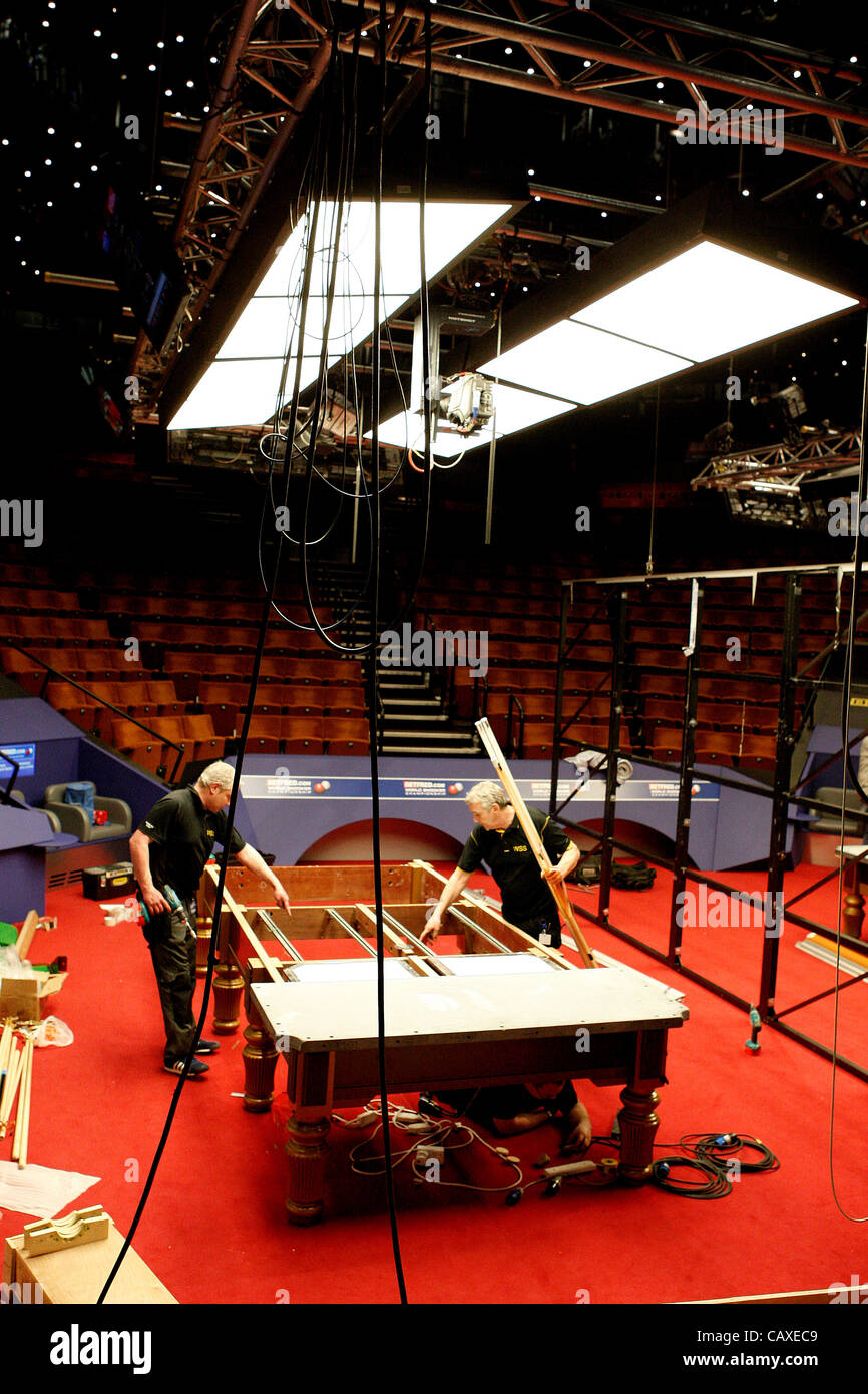 02.05.2012 - Engineers setting up the one table setup for the S-Finals ...