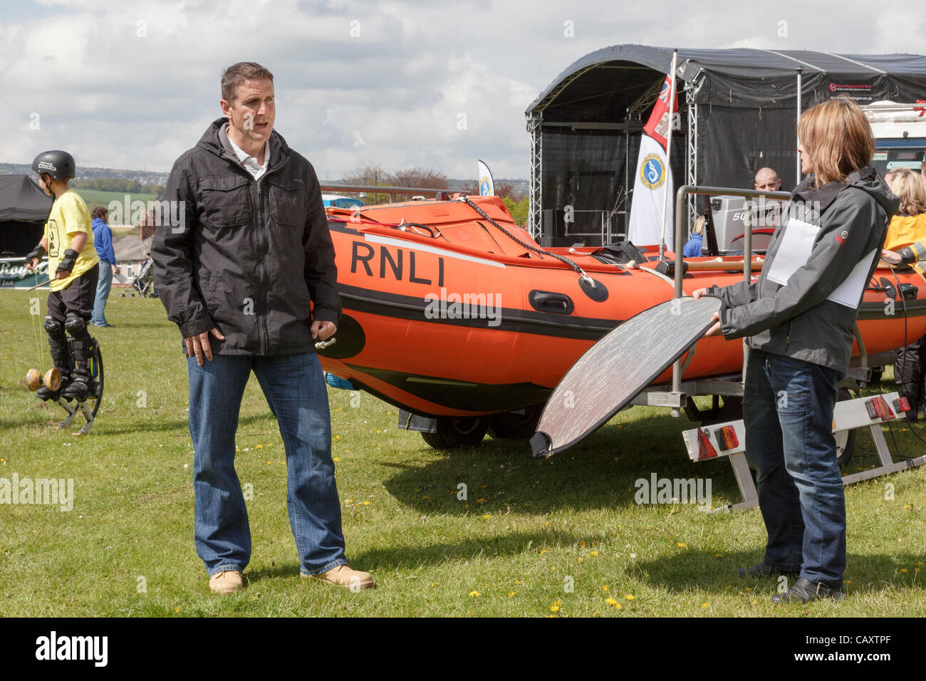 Flint, Flintshire, North Wales, UK. 5th May 2012. Nature presenter ...