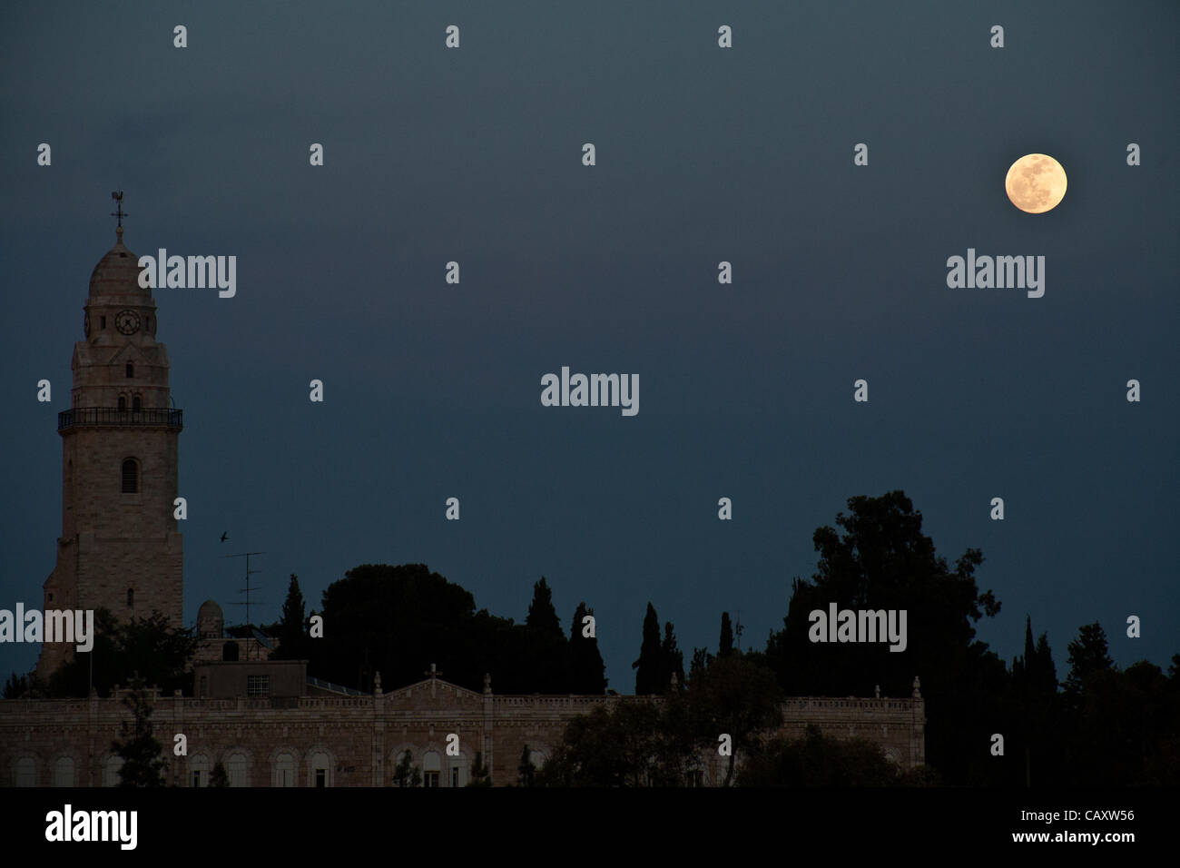 The biggest full moon of 2012, called the ‘Supermoon’ or perigee full ...