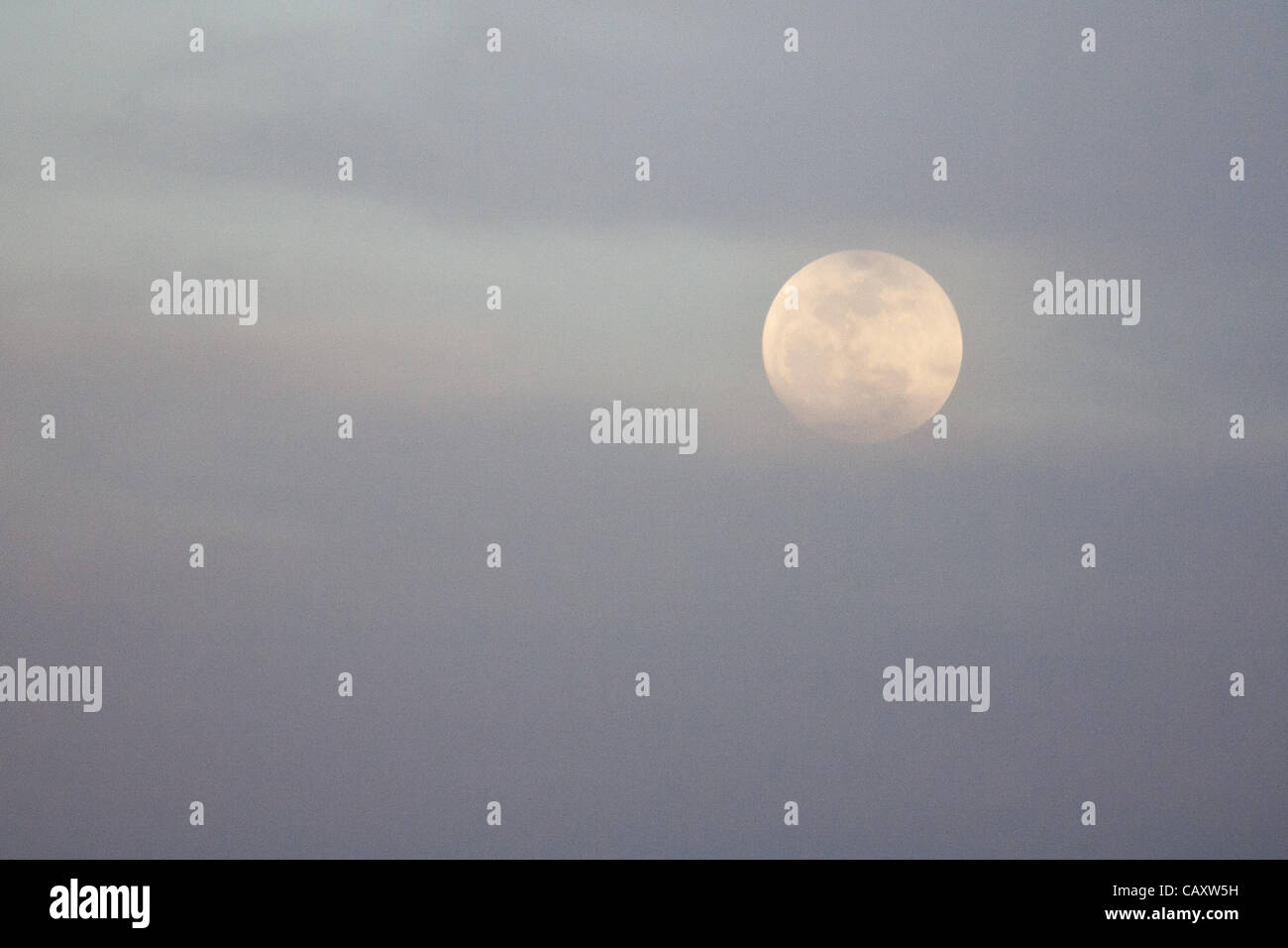The biggest full moon of 2012, called the ‘Supermoon’ or perigee full ...