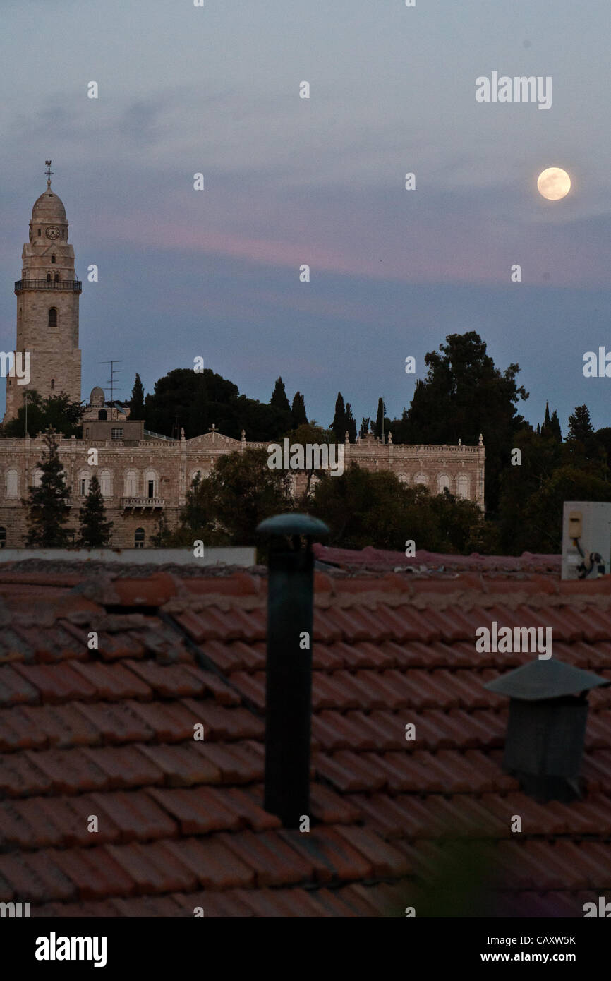 The biggest full moon of 2012, called the ‘Supermoon’ or perigee full ...