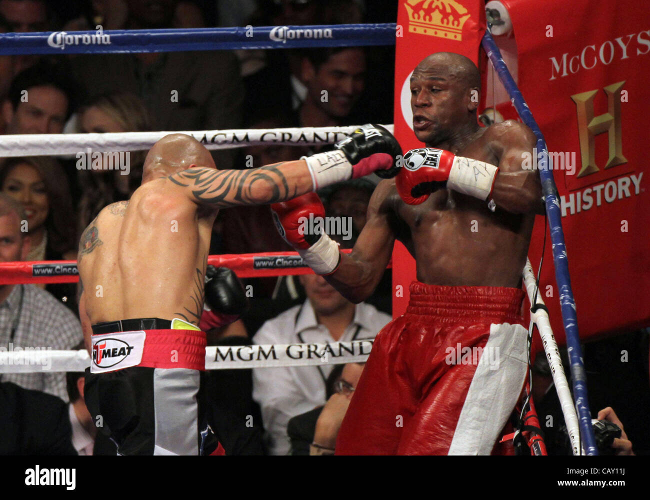 Over 16,000 fans were in attendance at the MGM Grand Garden Arena in ...