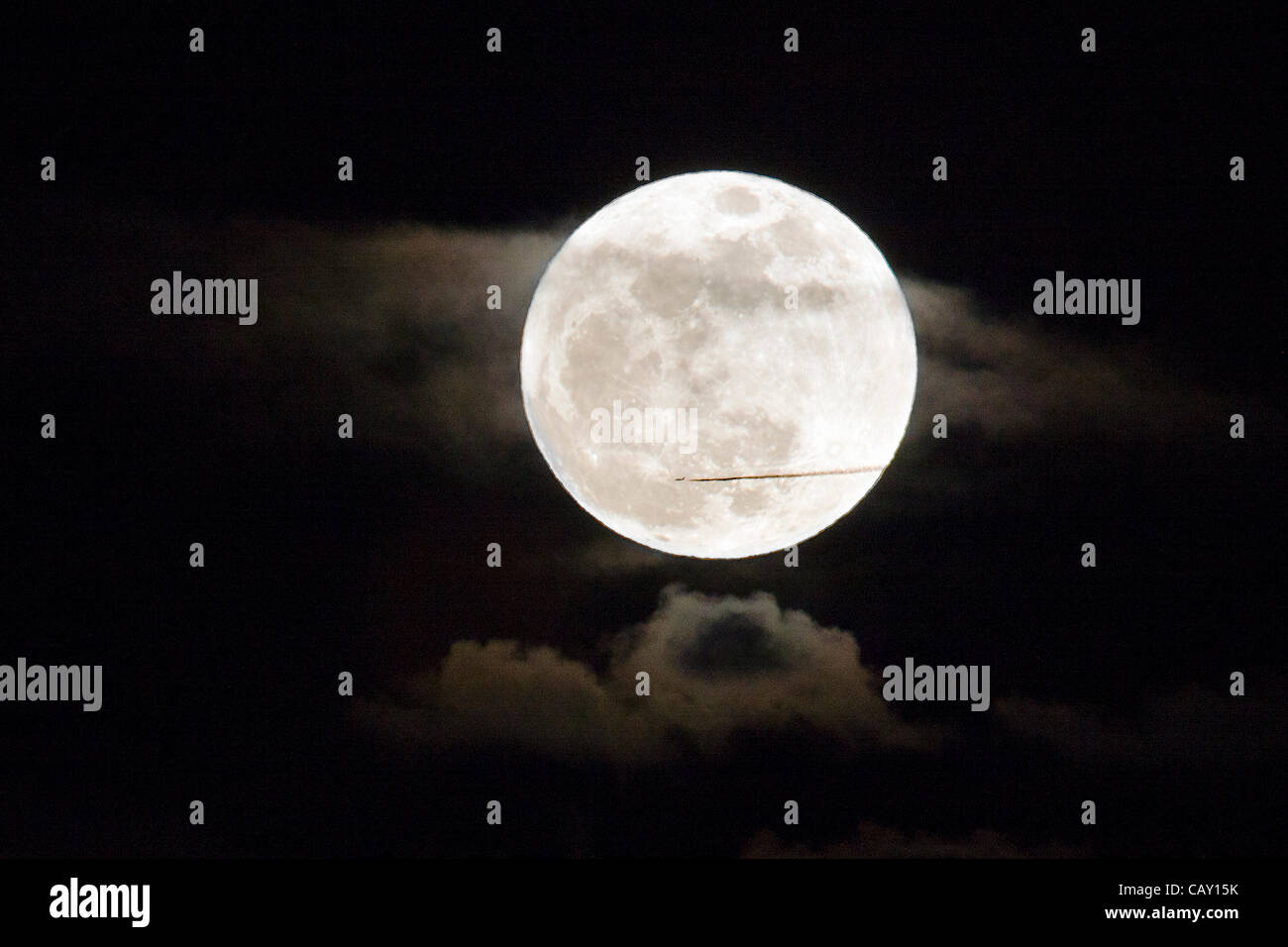 Airplane in front of moon hi-res stock photography and images - Alamy