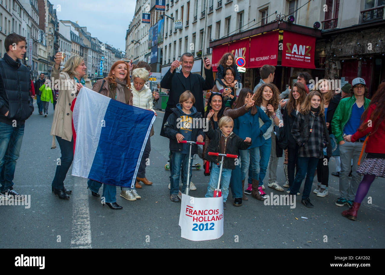 Crowd celebrating hi-res stock photography and images - Alamy