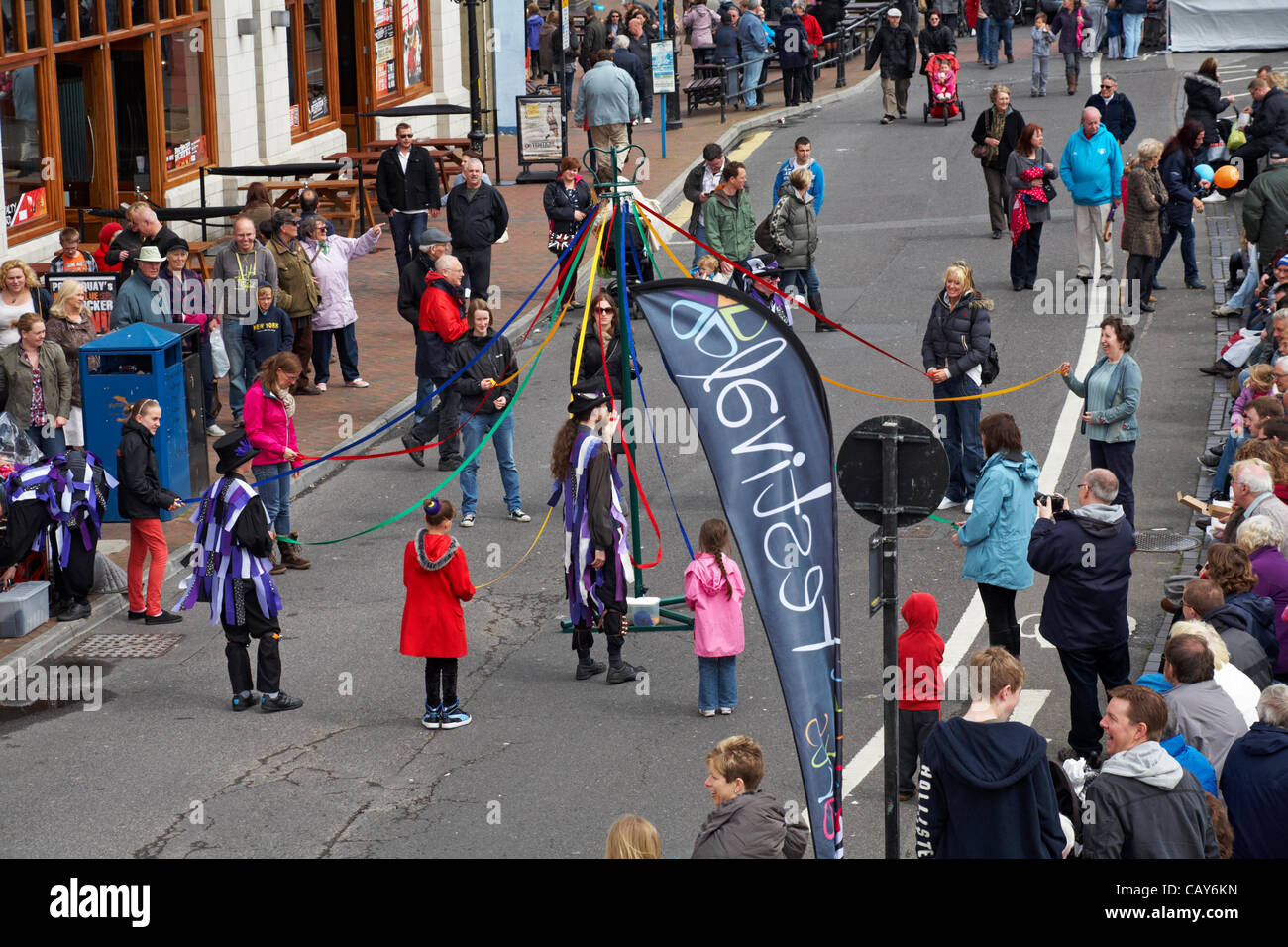 Morris dancing and maypole hi-res stock photography and images - Alamy