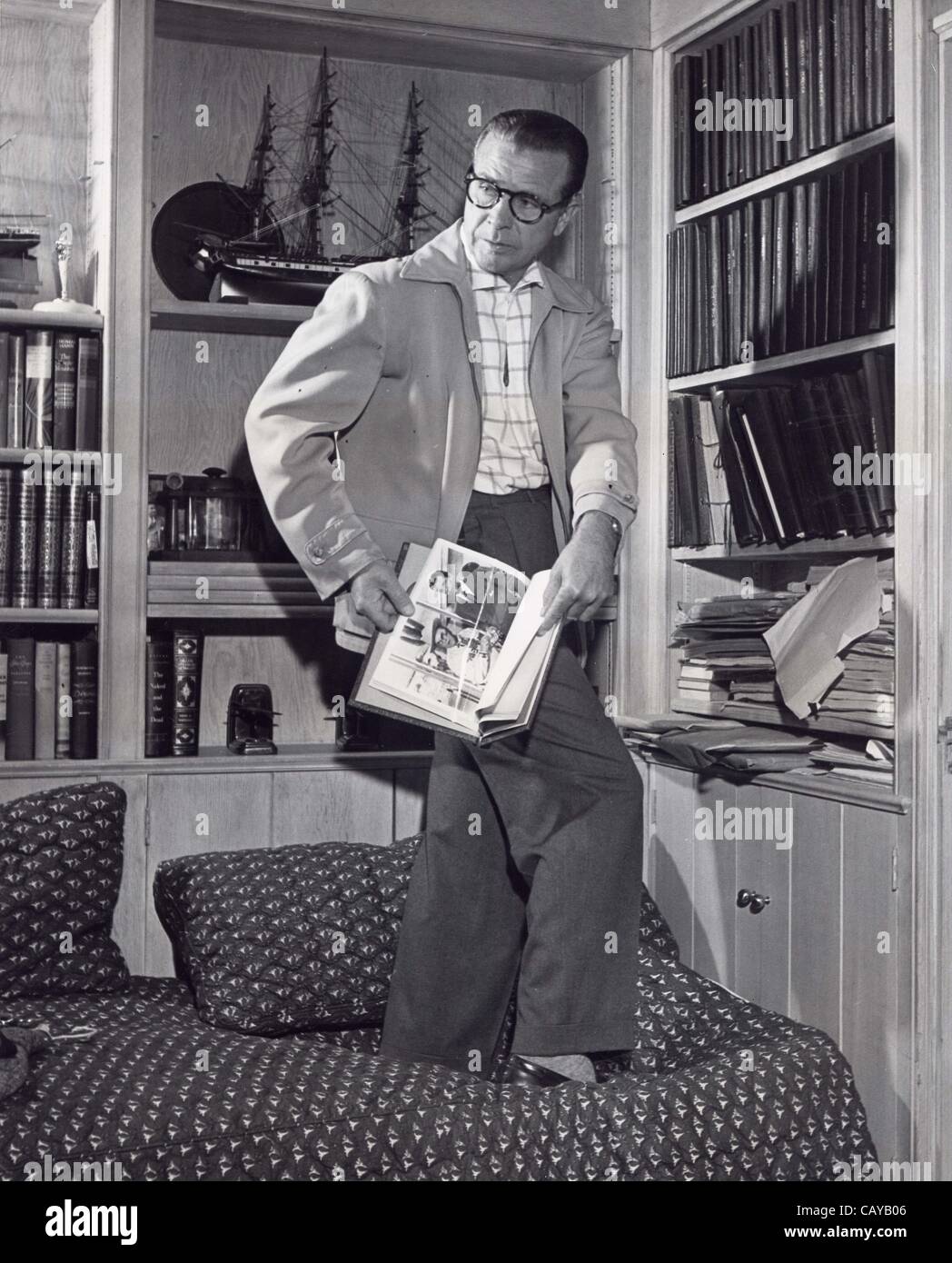 DICK POWELL 1954.Supplied by Photos inc.(Credit Image: Â© Supplied By ...