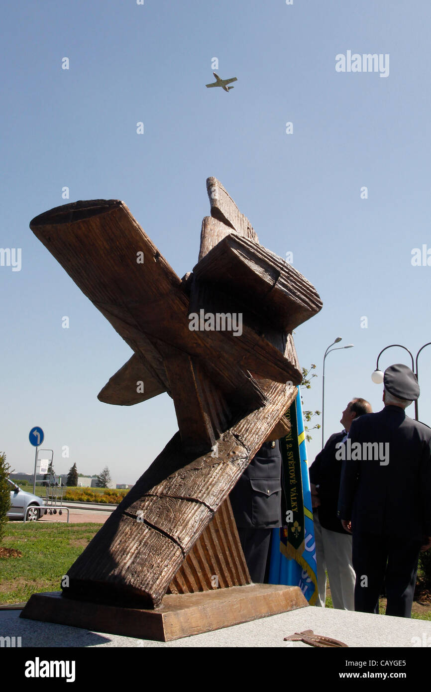 The statue commemorating the Czech and Slovak pilots of World War II ...