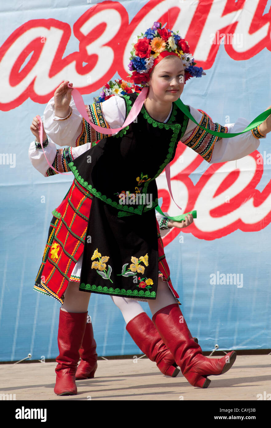 PODOLSK - MAY 9: Unidentified artists of ensemble of national dance ...