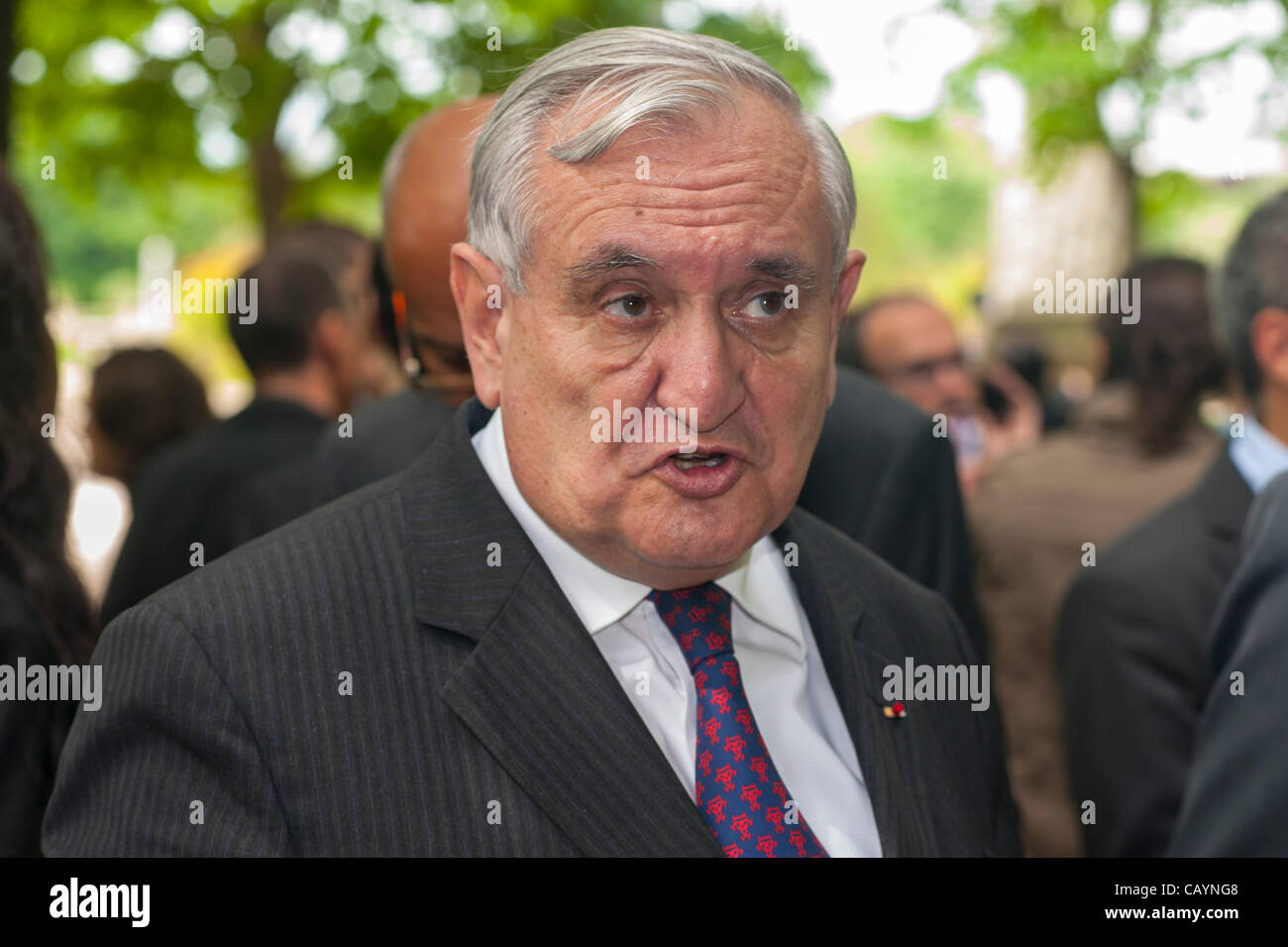 Men outside parisian public events crowd politics politician hi-res ...