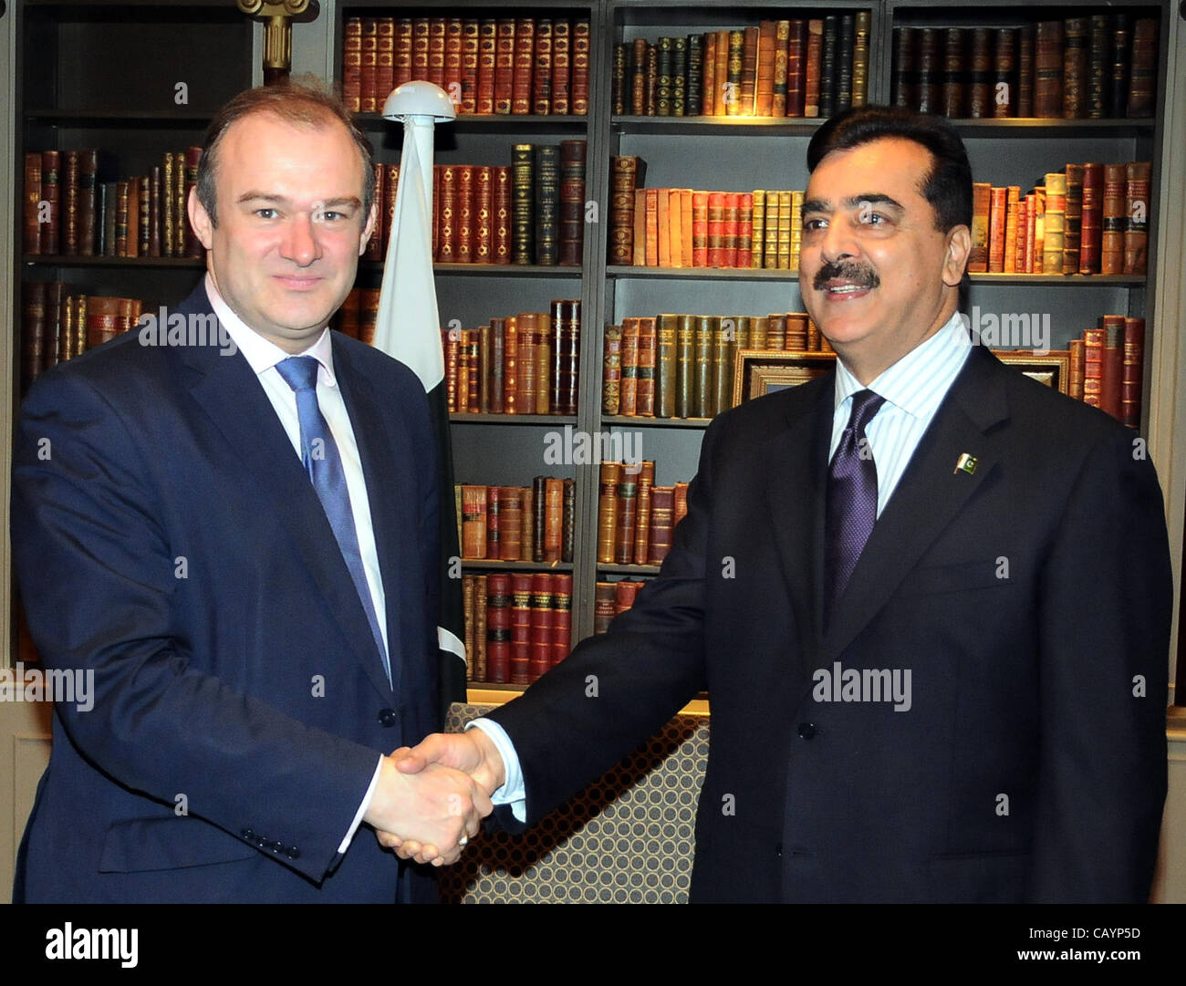 Pakistan Prime Minister, Syed Yousuf Raza Gilani shakes hand with UK ...
