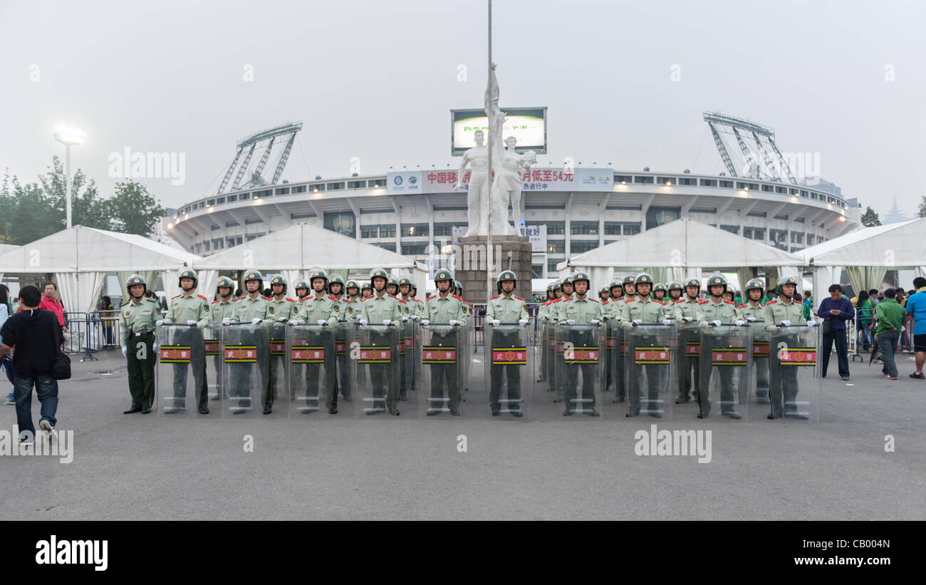 Riots police standing on hi-res stock photography and images - Alamy