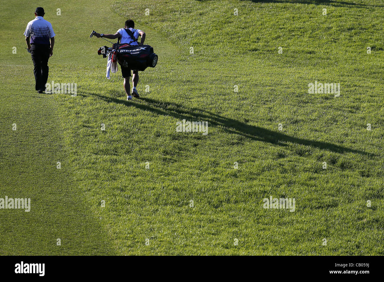 Toru Taniguchi, MAY 12, 2012 - Golf : Toru Taniguchi go to green on the ...
