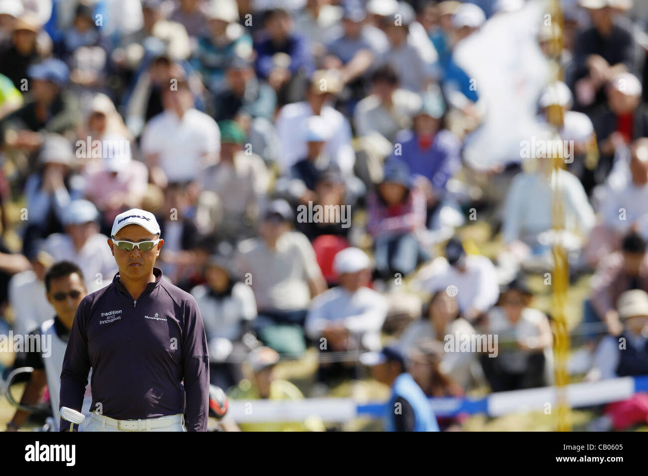 Toru Taniguchi, MAY 13, 2012 - Golf : Toru Taniguchi putt on the 18th ...