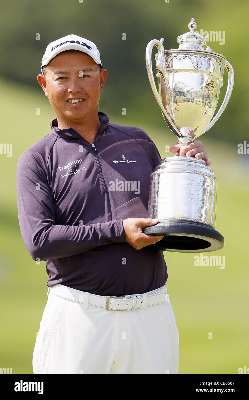 Toru Taniguchi, MAY 13, 2012 - Golf : Toru Taniguchi poses his victory ...