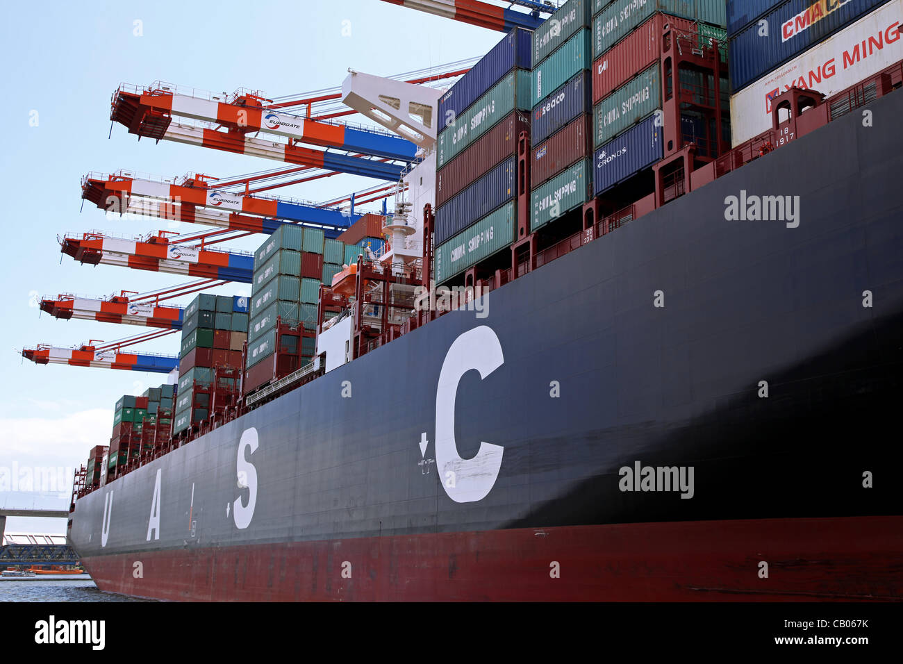 The brandnew container vessel Al Riffa (from arabian company UASC ...