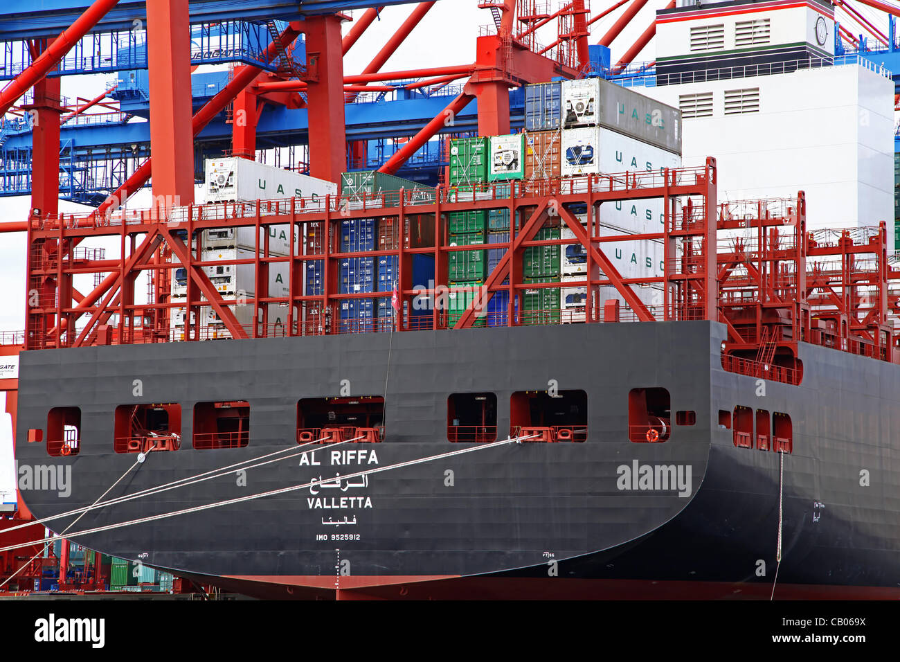 The brandnew container vessel Al Riffa (from arabian company UASC ...
