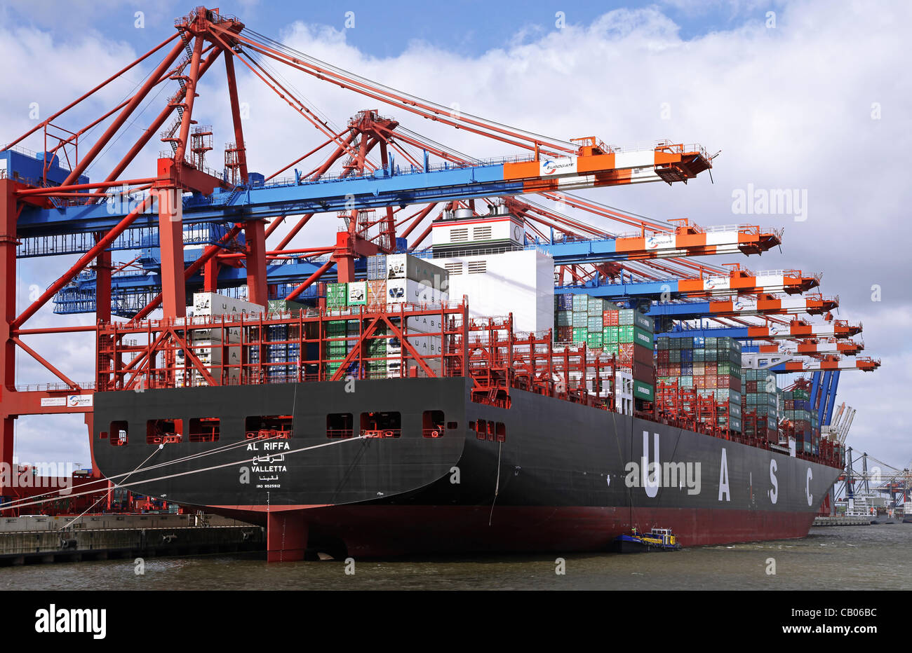 The brandnew container vessel Al Riffa (from arabian company UASC ...