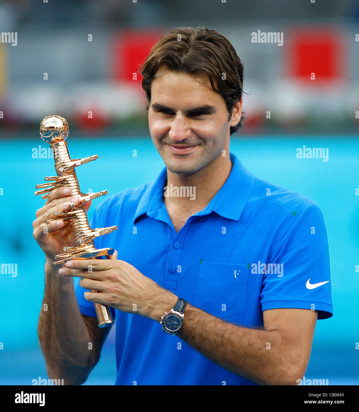 Roger Federer hit back from losing the first set to claim his third ...