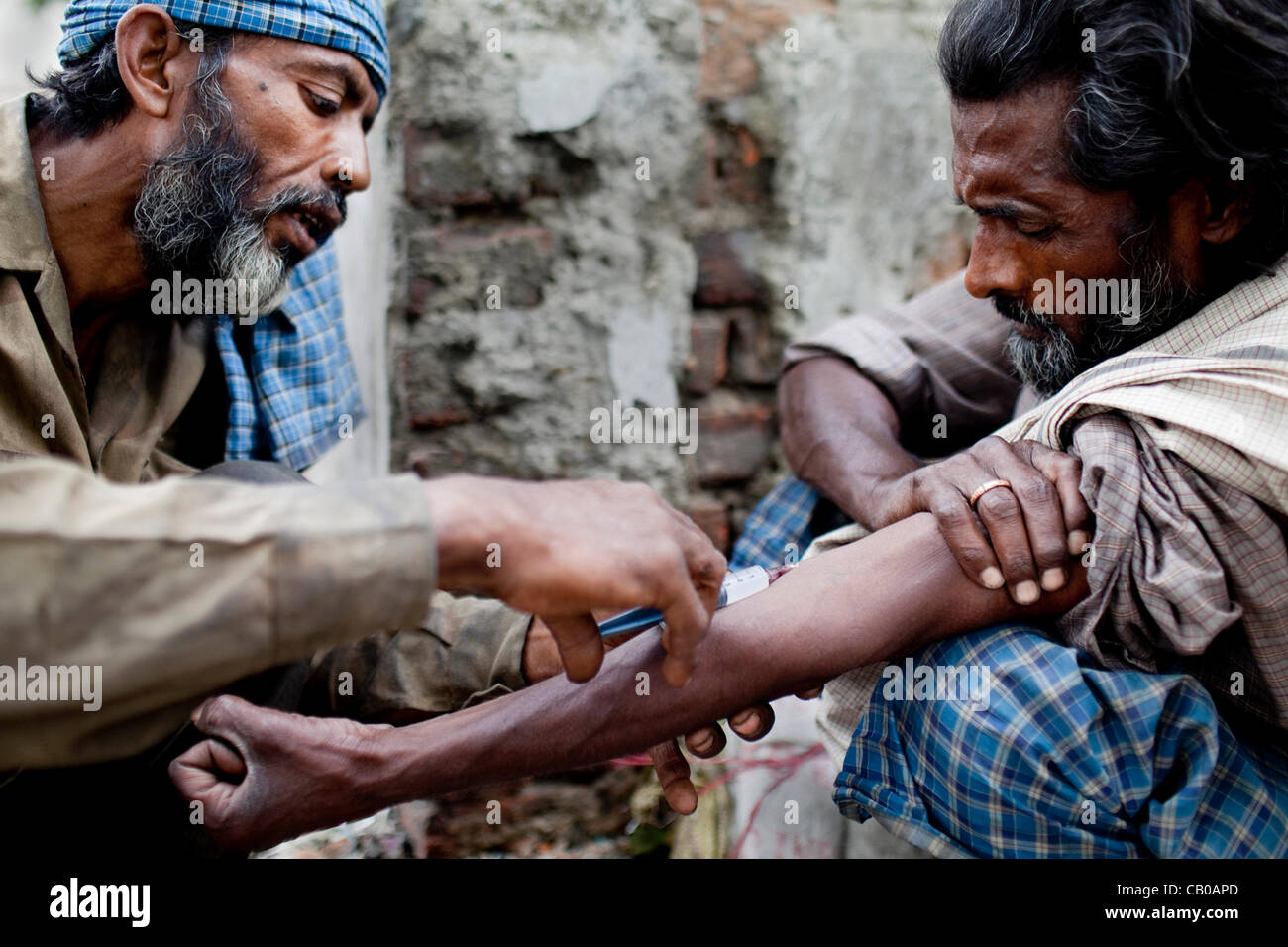 May 14, 2012 - New Delhi, India - A man injects another drug user with ...