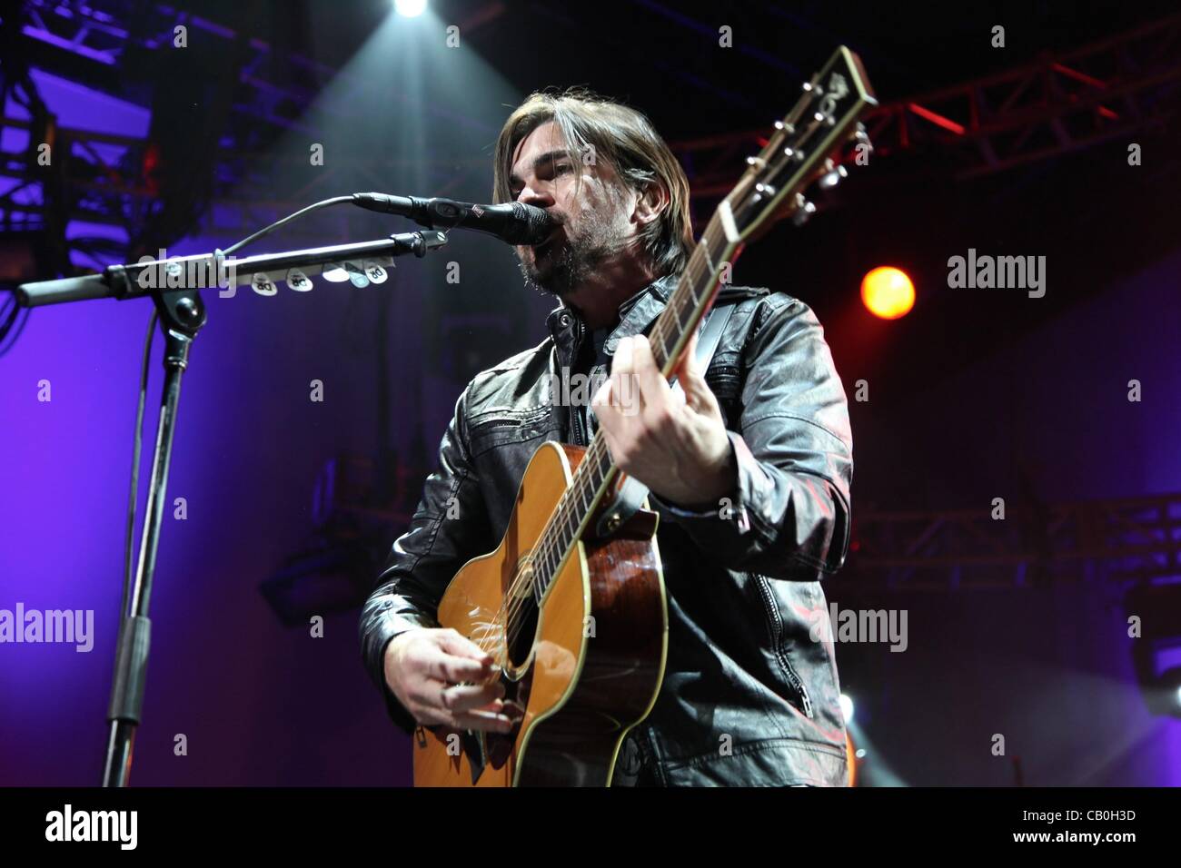 Juanes live hi-res stock photography and images - Alamy