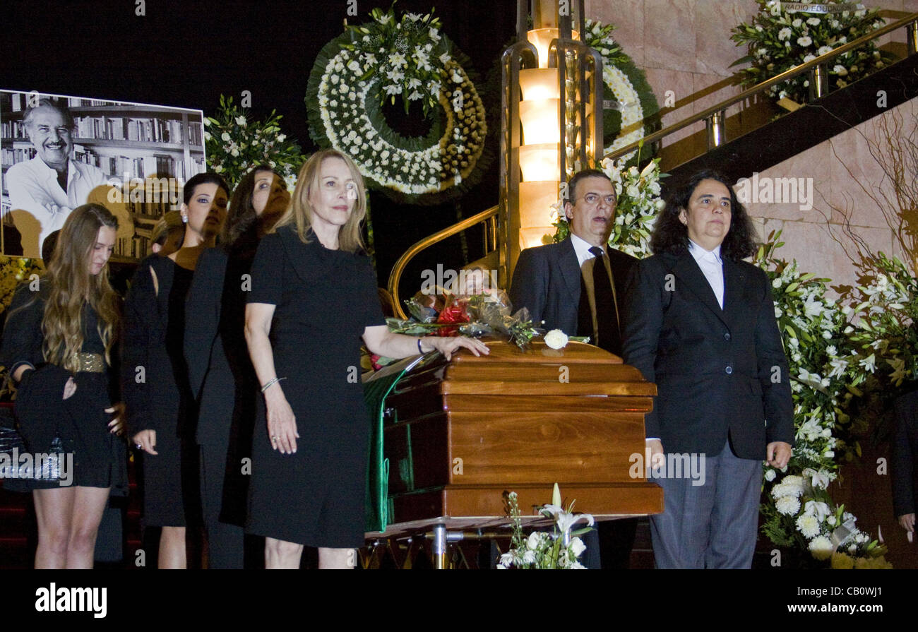 May 16, 2012 - Mexico, Distrito Federal, MEXICO - Silvia Lemus (C ...