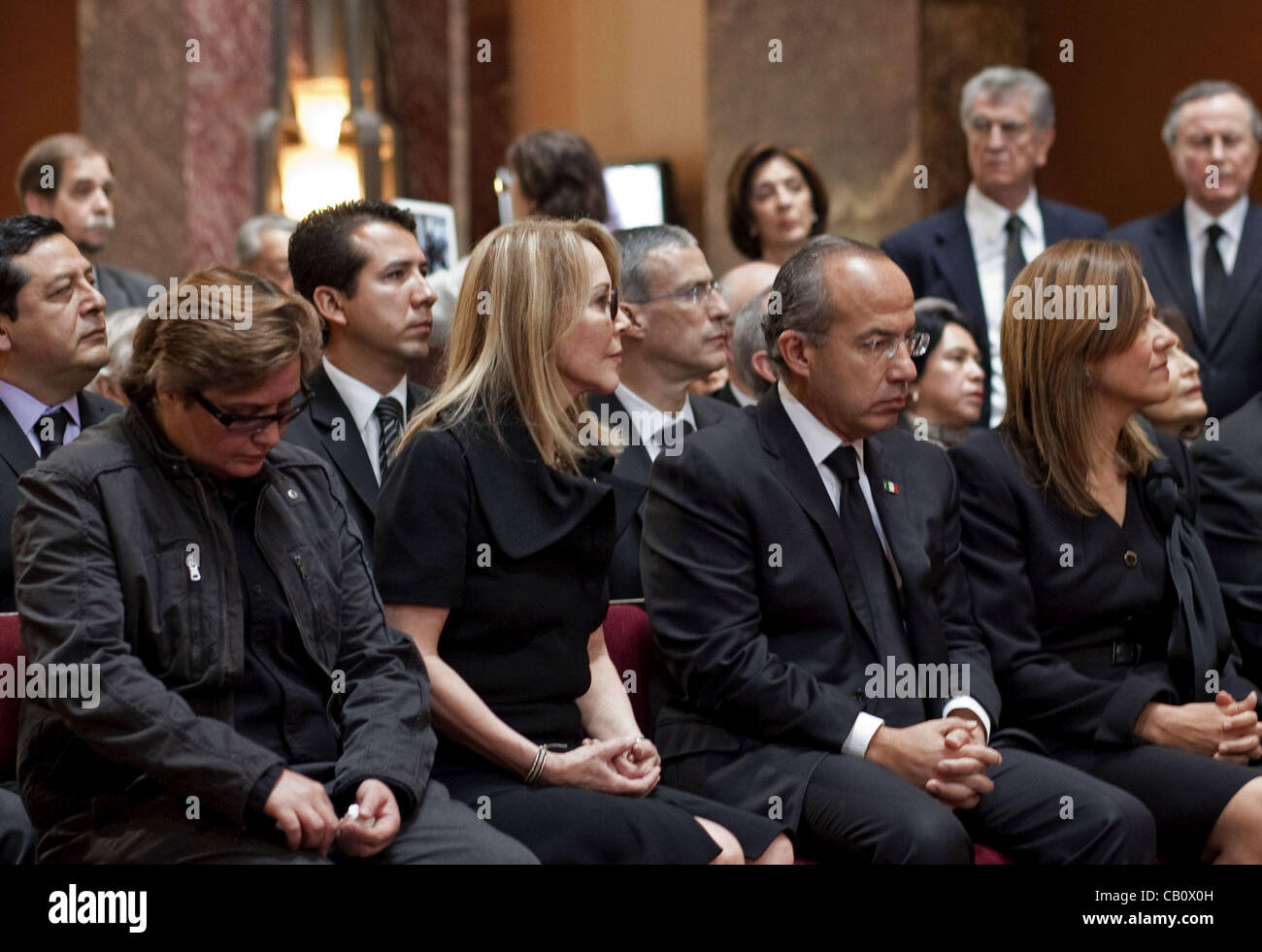 May 16, 2012 - Mexico, Distrito Federal, MEXICO - Silvia Lemus (C ...
