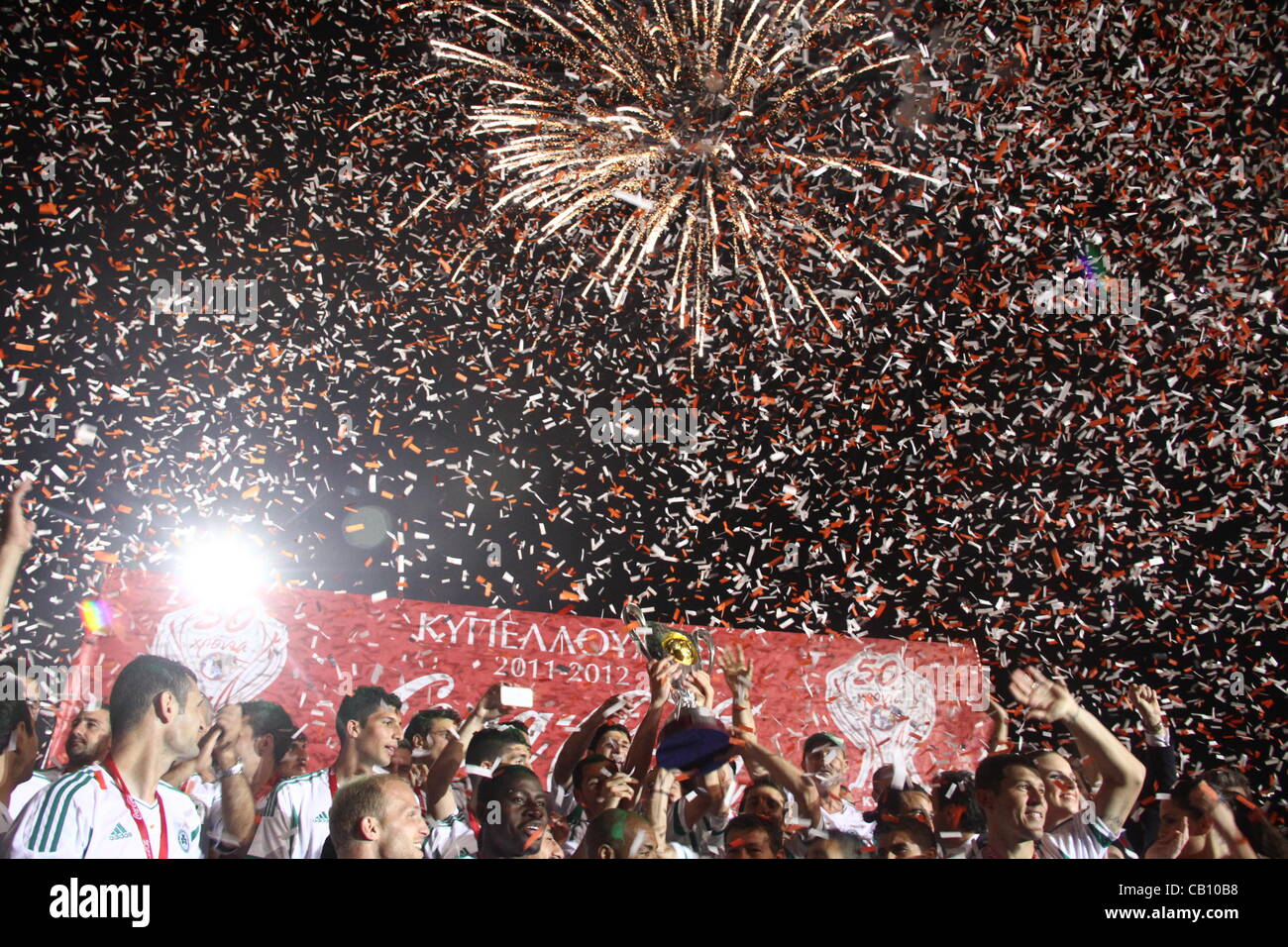 Celebrate trophy cup football hi-res stock photography and images - Alamy