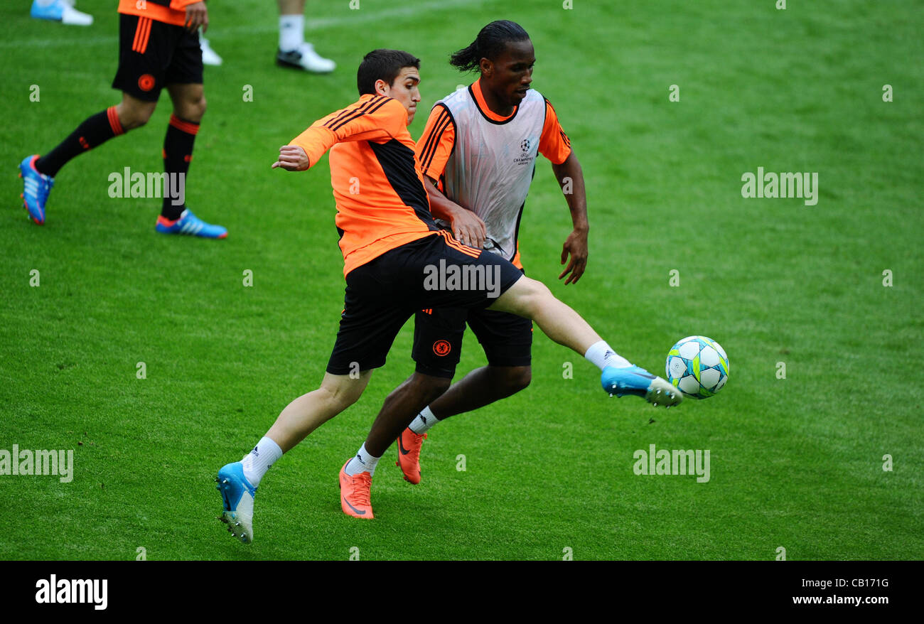 Bayern munich players practice hi-res stock photography and images - Alamy