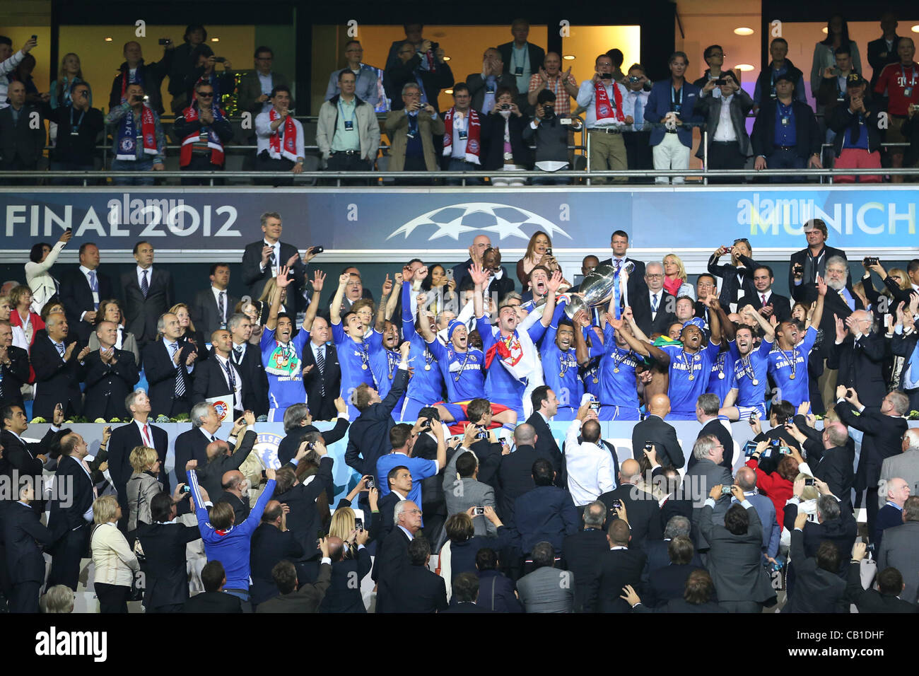 Chelsea bayern 2012 trophy hi-res stock photography and images - Alamy