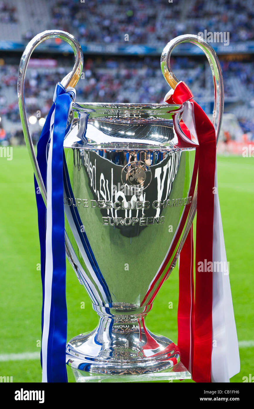 Chelsea bayern 2012 trophy hi-res stock photography and images - Alamy
