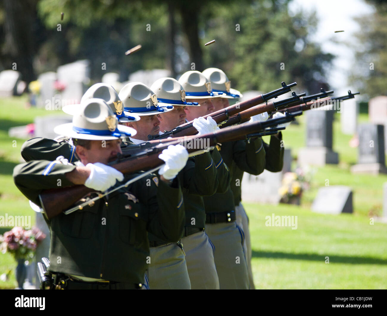 Officers from california highway patrol hi-res stock photography and ...