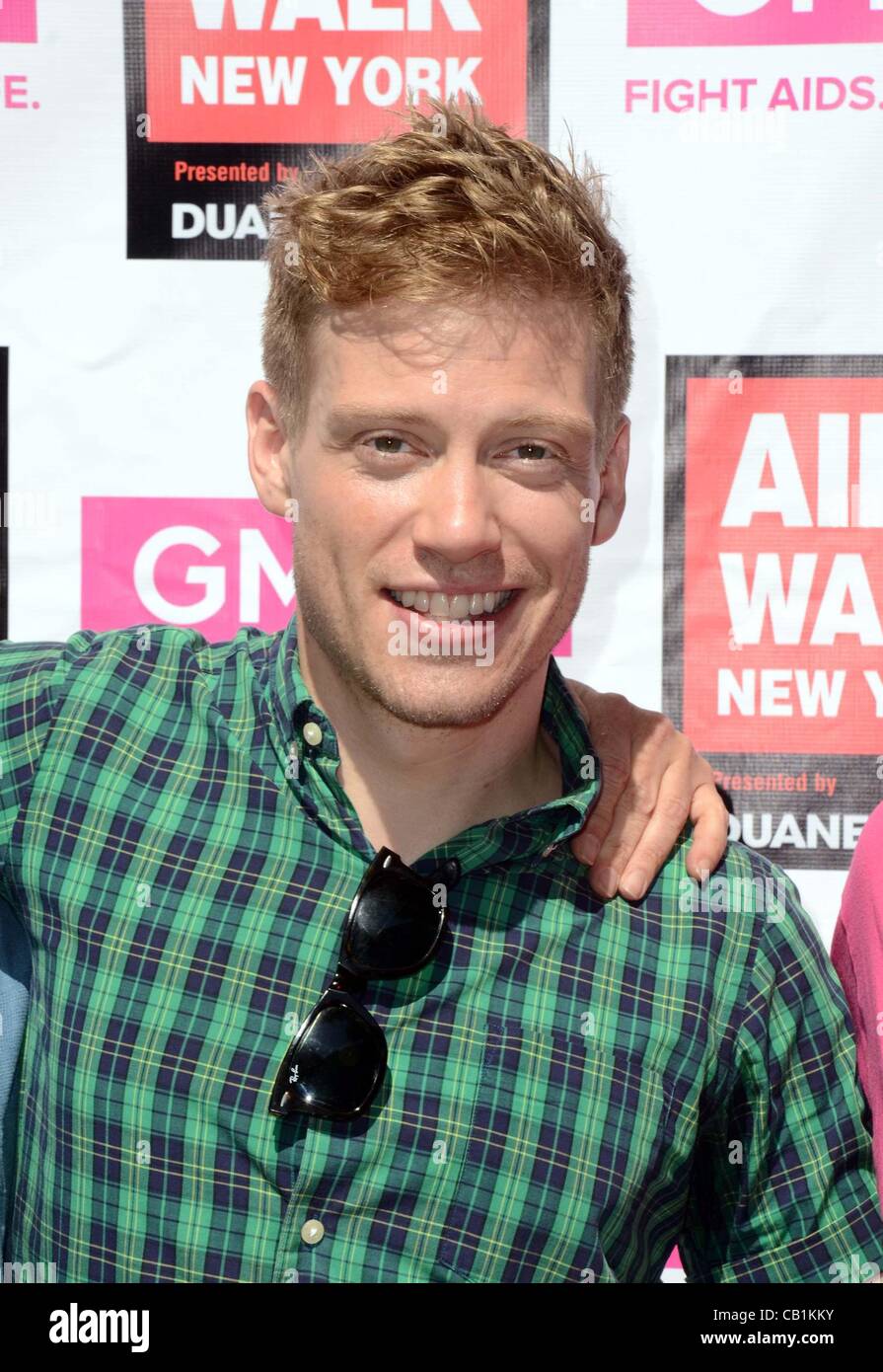 Barrett Foa at arrivals for 27th Annual AIDS Walk New York, Central ...