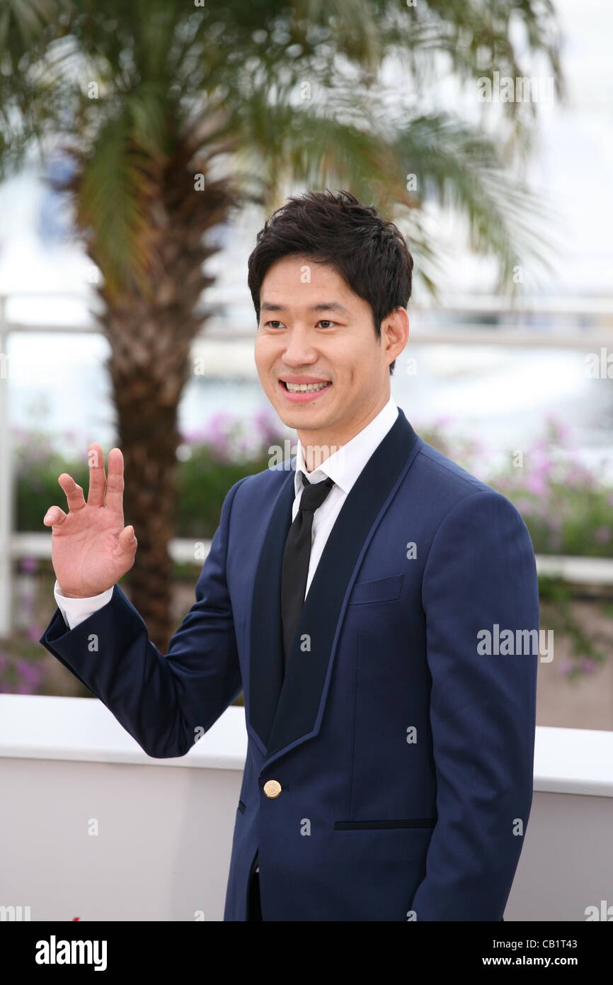 Yu Junsang at the DA-REUN NA-RA-E-SUH (IN ANOTHER COUNTRY) film ...