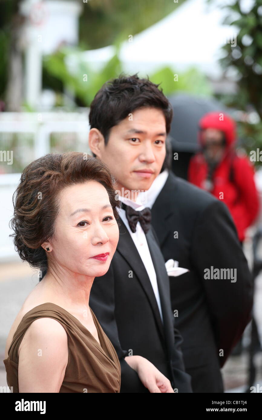 Youn Yuh-jung, Yu Junsang arriving at the DA-REUN NA-RA-E-SUH (IN ...