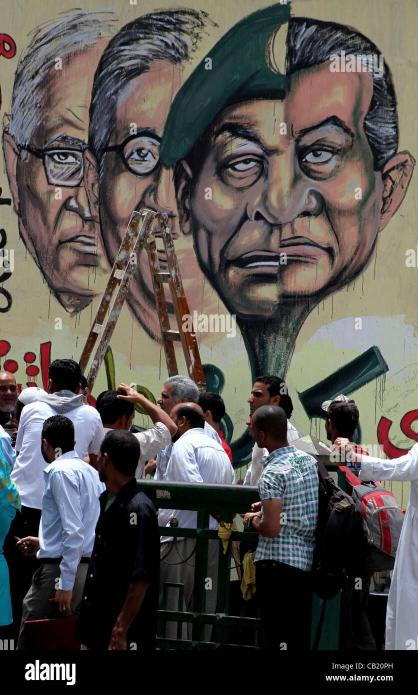 May 21, 2012 - Cairo, Cairo, Egypt - An artist writes a slogan in ...