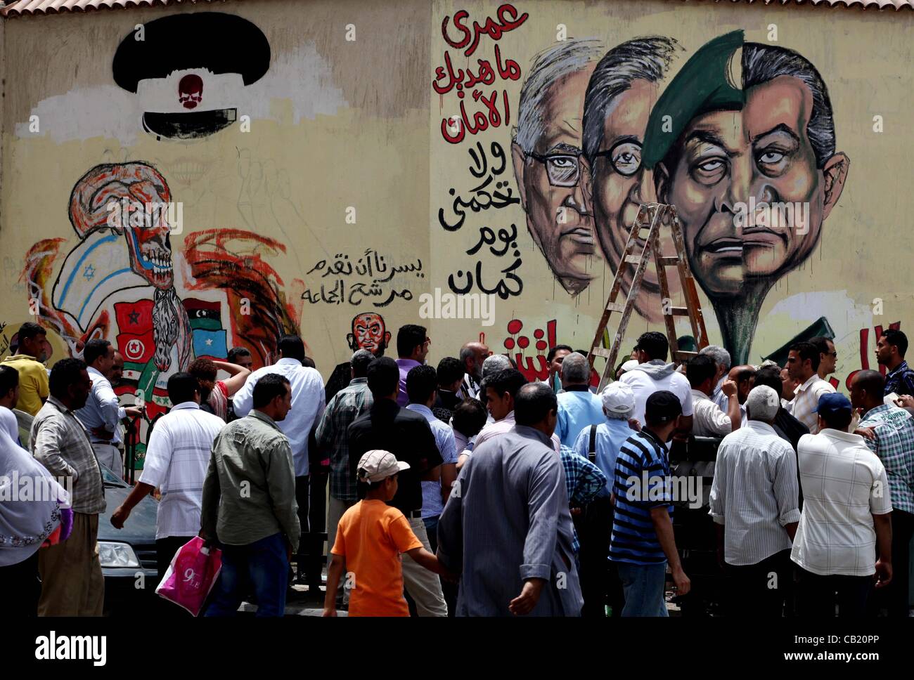 May 21, 2012 - Cairo, Cairo, Egypt - An artist writes a slogan in ...
