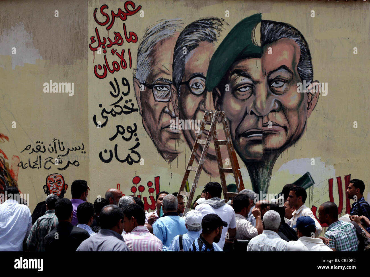 May 21, 2012 - Cairo, Cairo, Egypt - An artist writes a slogan in ...